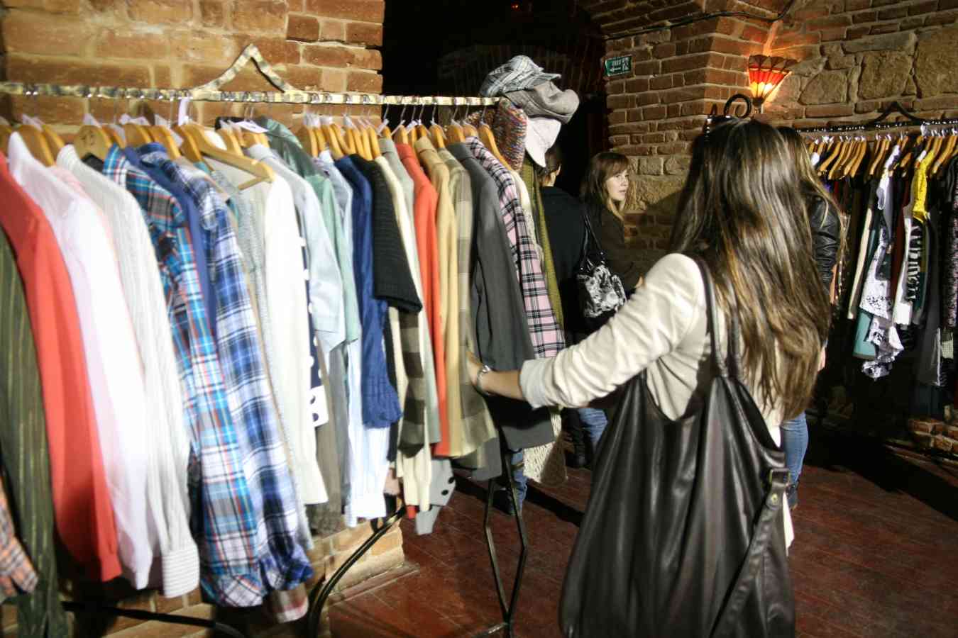 Există un magazin de haine unde se plăteşte cu fapte bune - Fashion365